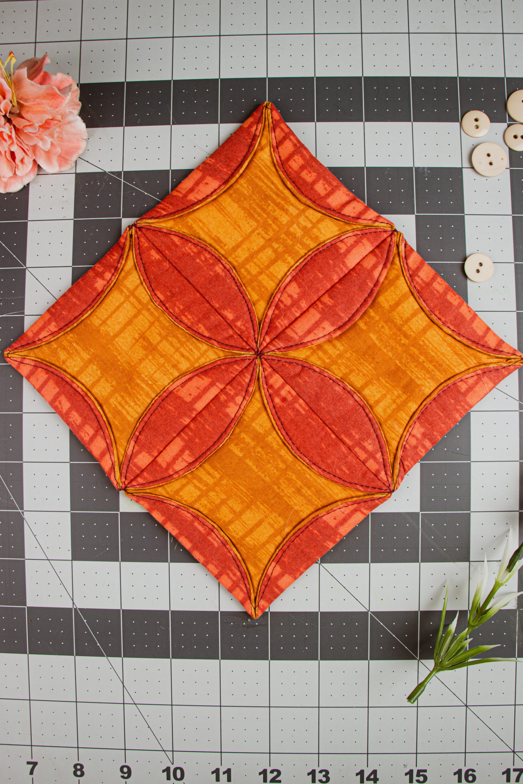 Retro Mock Cathedral Windows Quilt Block - We Like Quilting